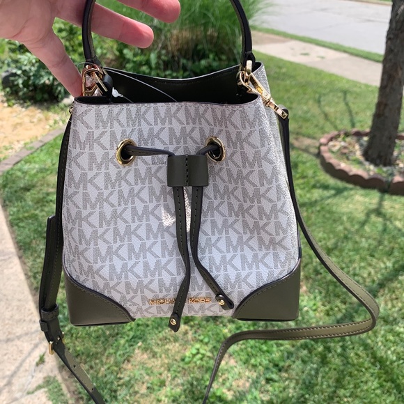 Bags | Michael Kors Mercer Small Pebbled Leather Bucket Bag | Poshmark